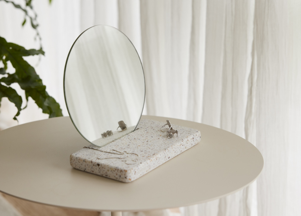 Humdakin Spiegel mit Ablage Terrazzo Beige von Humdakin